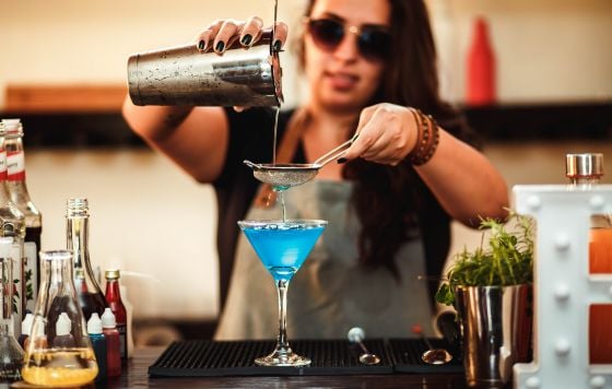 Más allá de las bebidas: 8 técnicas que aprendes en las clases de mixología